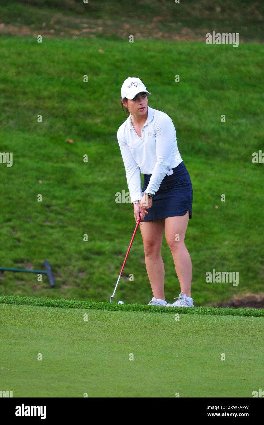 Jamie Chadwick motor racing driver playing golf Stock Photo - Alamy