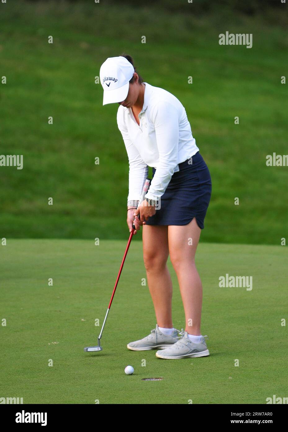 Jamie Chadwick motor racing driver playing golf Stock Photo - Alamy