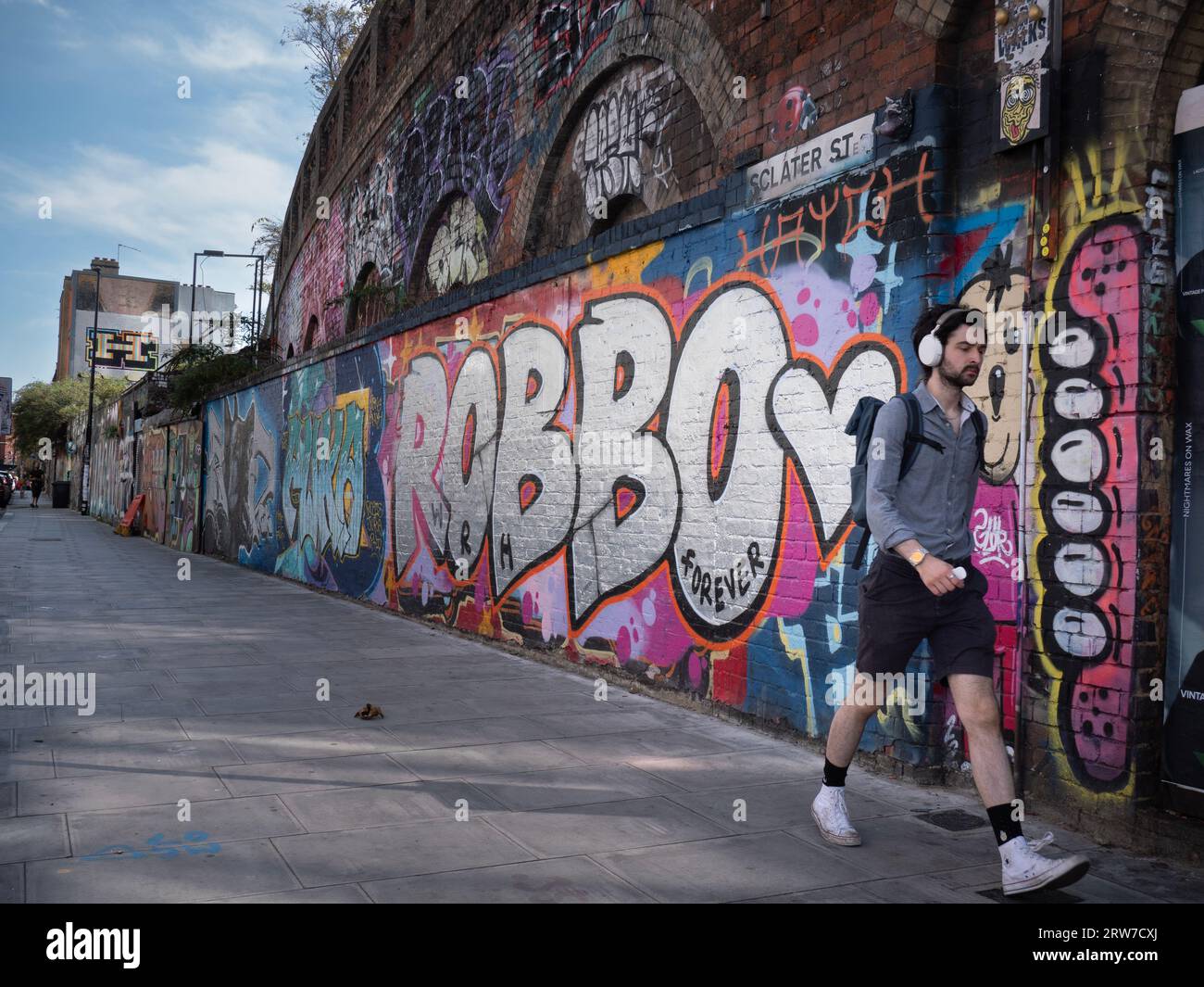Sclater Street Shoreditch with Graffiti on walls Stock Photo - Alamy