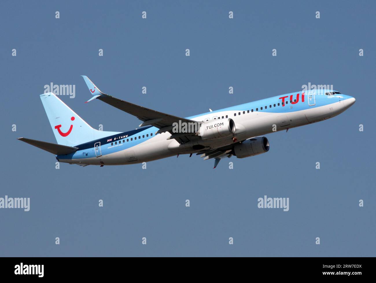 A Boeing 737-800 of TUI departs London Gatwick Airport Stock Photo - Alamy