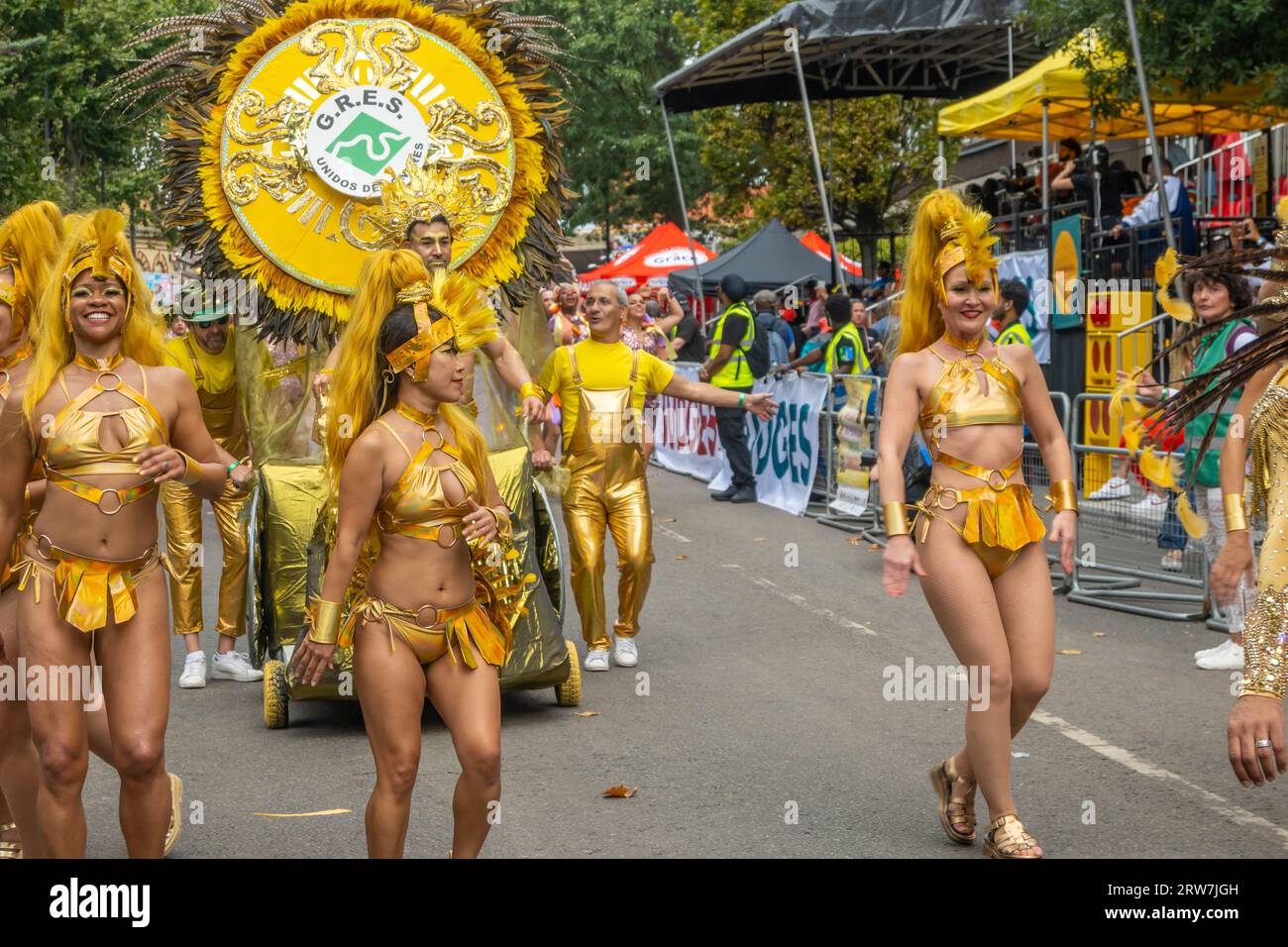 NOTTING HILL, LONDON, ENGLAND - 28 August 2023: Performers wearing ...