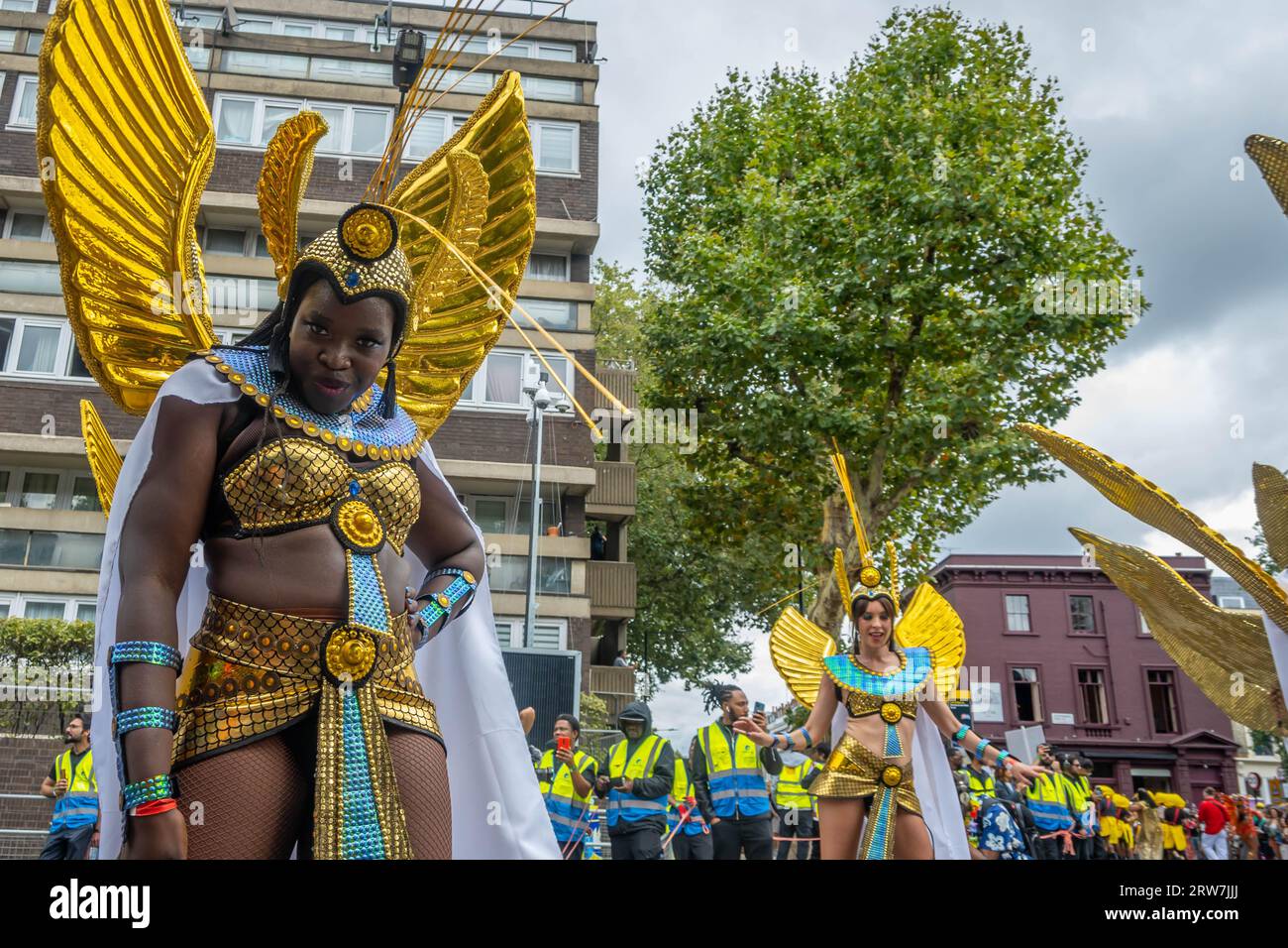 NOTTING HILL, LONDON, ENGLAND - 28 August 2023: Performers wearing ...