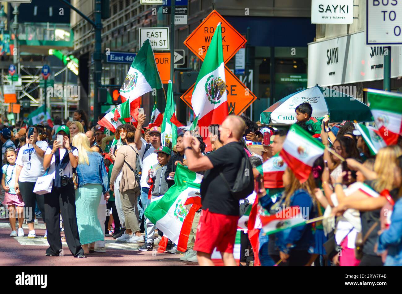 Immigrant crowd waving american flag hi-res stock photography and ...