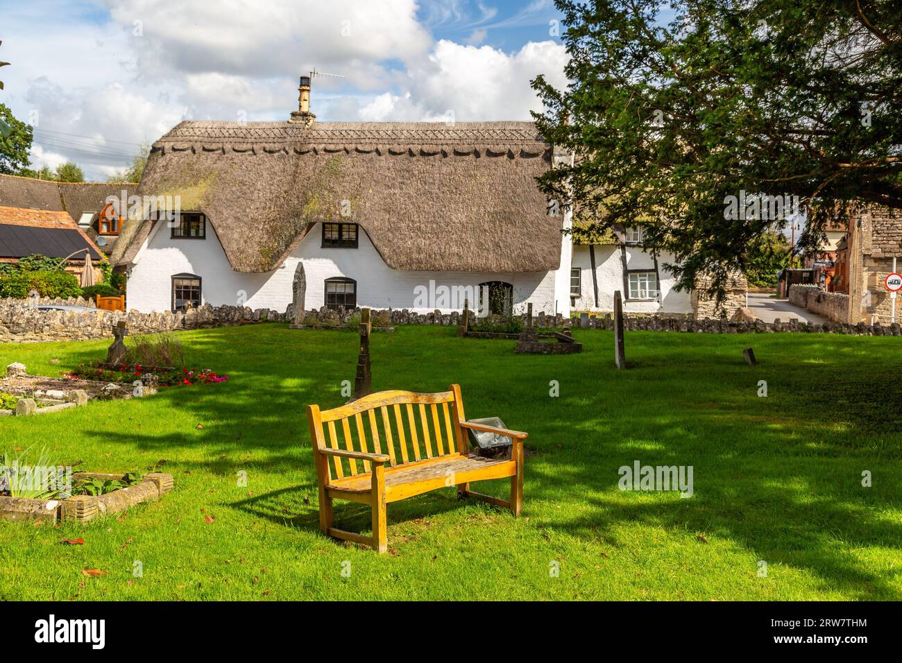 Picturesque, cottage lined streets in Bretforton, Worcestershire ...