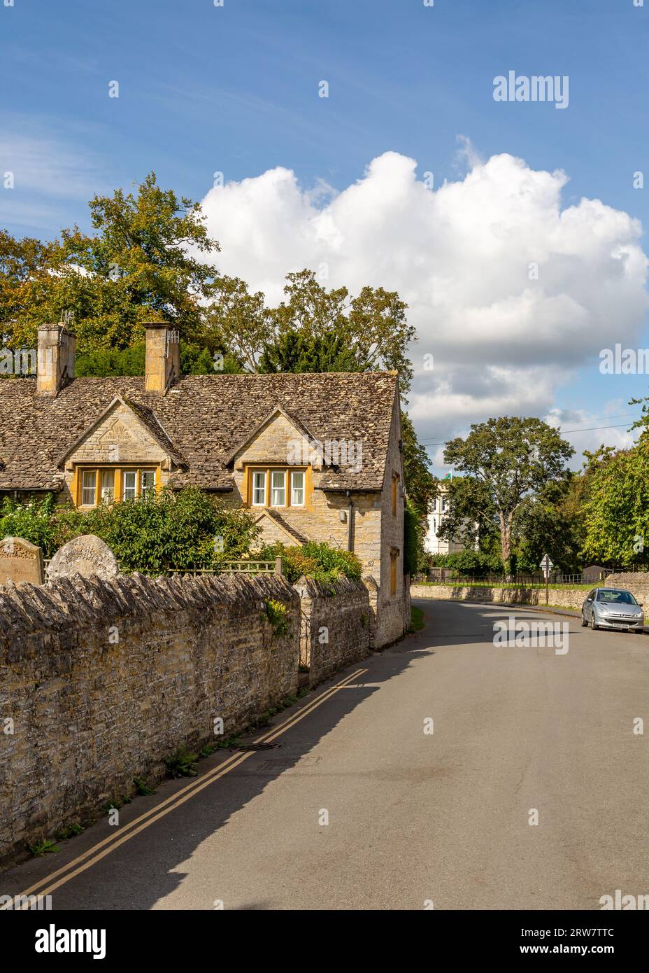 Picturesque, cottage lined streets in Bretforton, Worcestershire ...