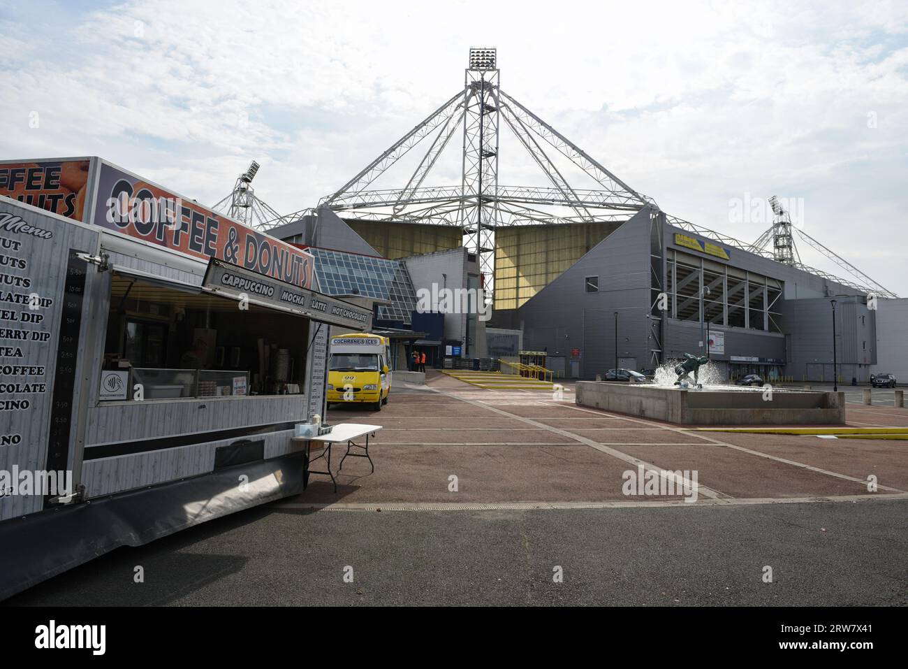 Floodlights deepdale hi-res stock photography and images - Alamy