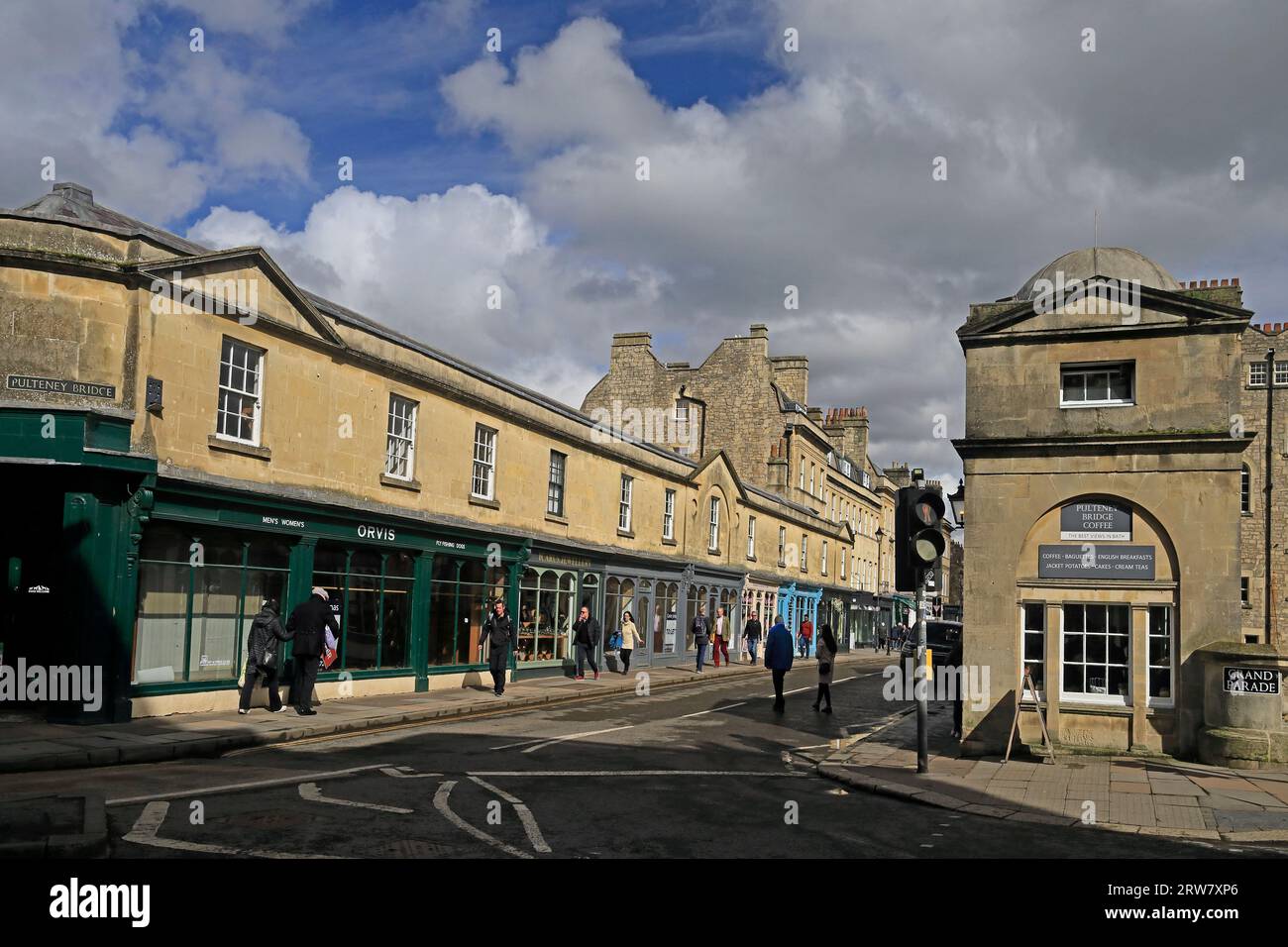 Pulteney Bridge street view with shops and cafe, City of Bath, England ...