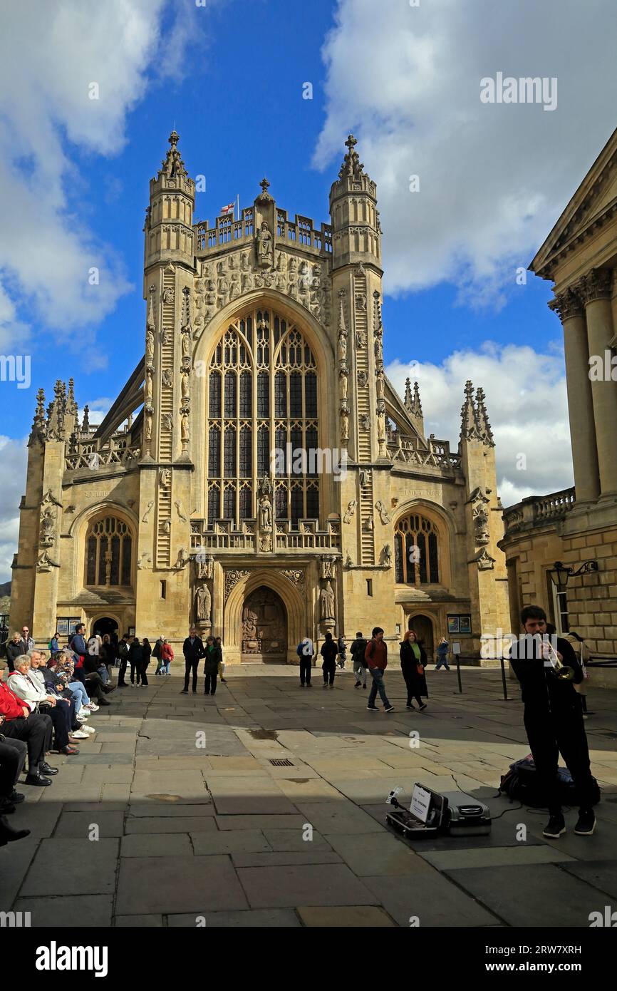 Trumpet player entertaining a lunchtime audience, outside Bath Abbey ...