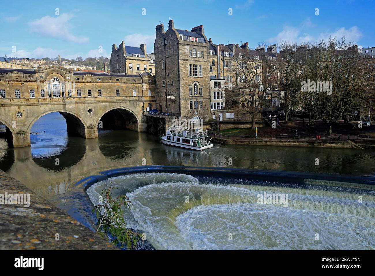 Pulteney Bridge with tourist pleasure trip boat, and weir, river Avon ...