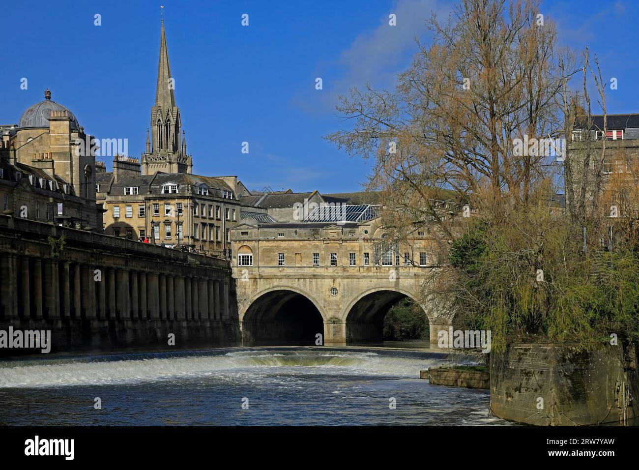 Pulteney Bridge and weir, river Avon, City of Bath, England. September ...