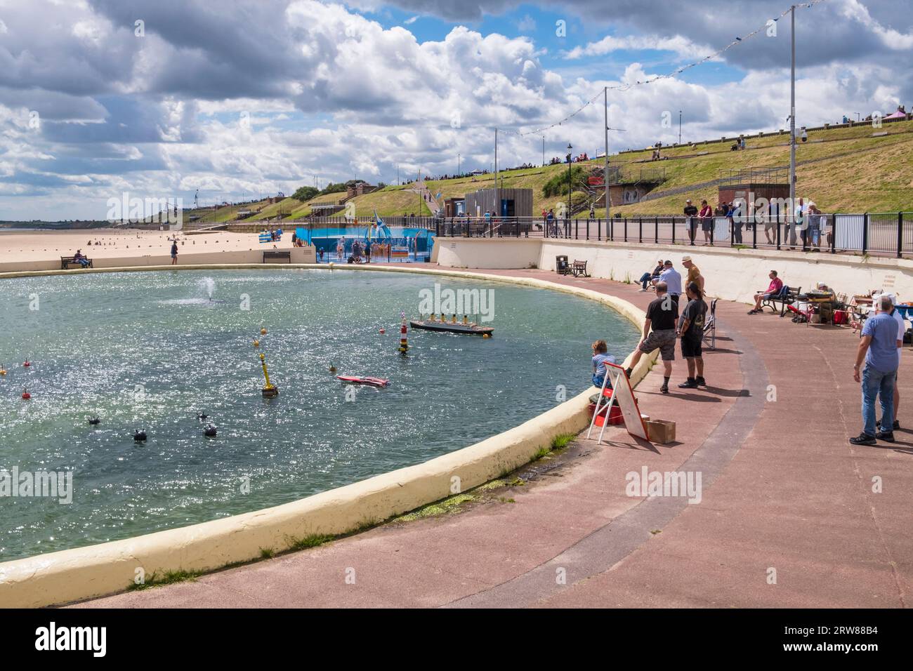 Modelboat pond hi-res stock photography and images - Alamy