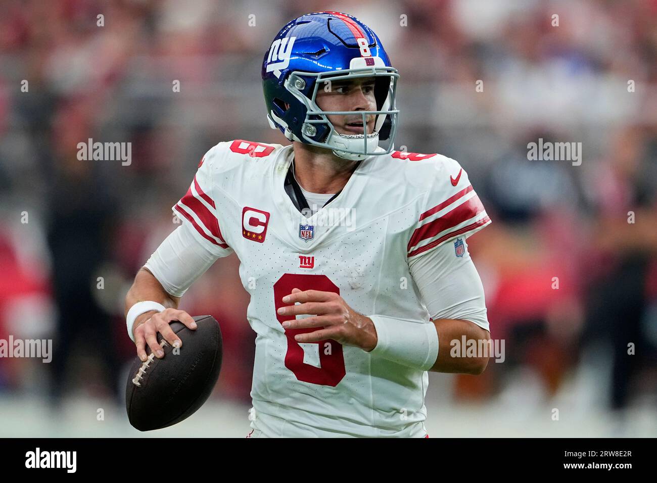 New York Giants quarterback Daniel Jones (8) looks to throw against the ...