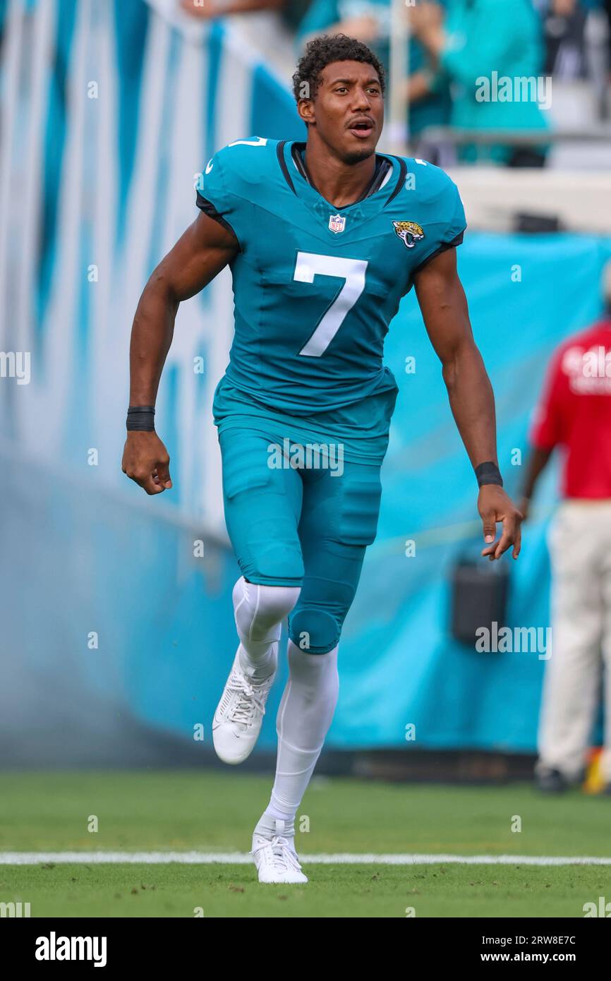 Jacksonville Jaguars wide receiver Zay Jones (7) runs onto the field ...