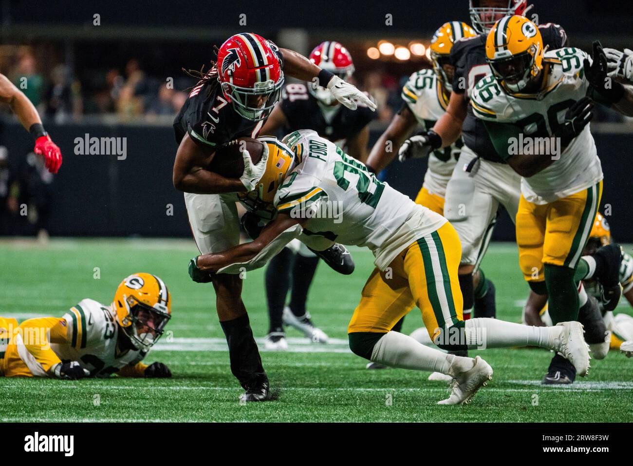 Atlanta Falcons running back Bijan Robinson (7) is tackled by Green Bay ...