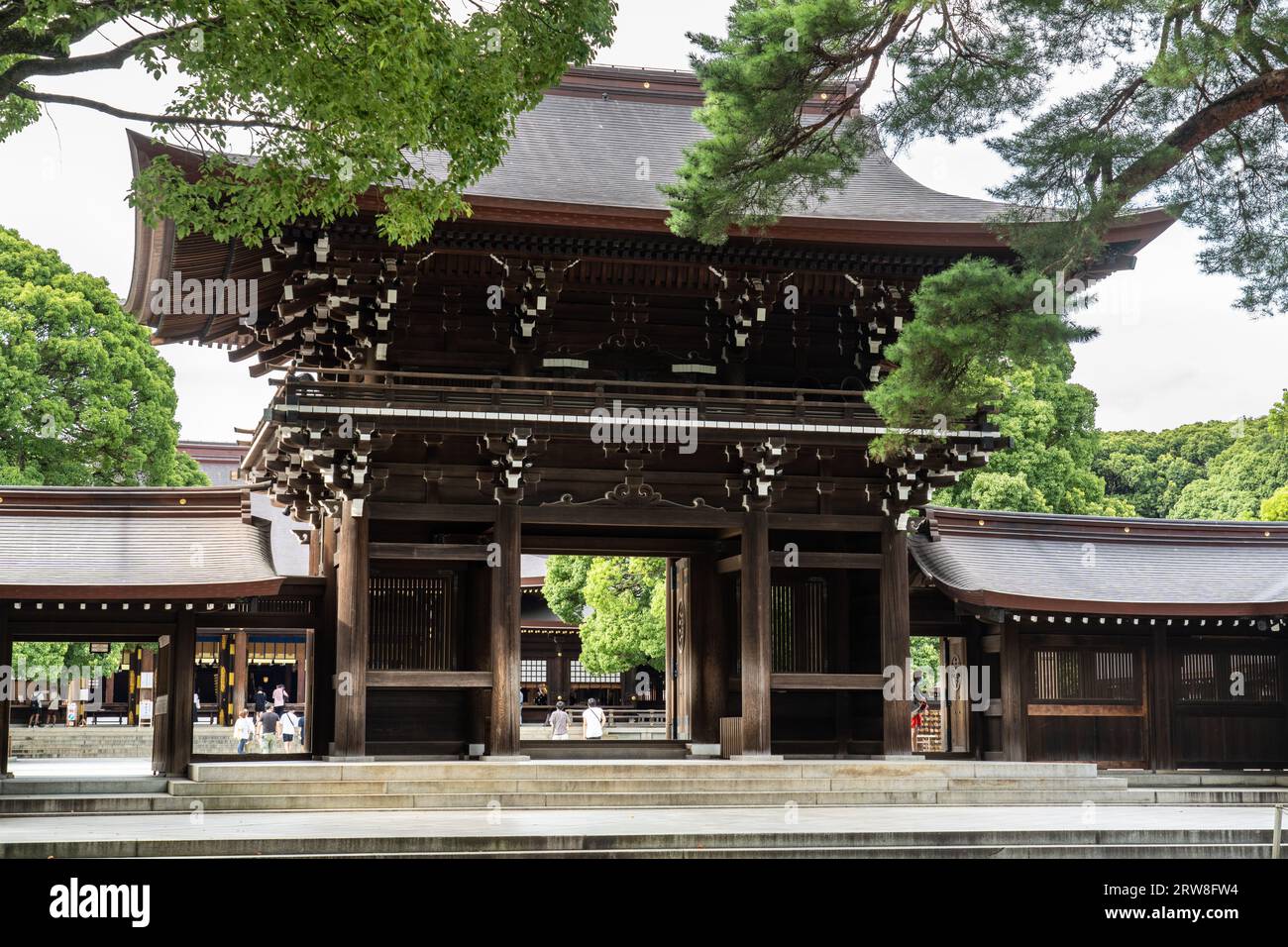 The massive Minami Jinmon Gate at the entrance to the inner courtyard ...