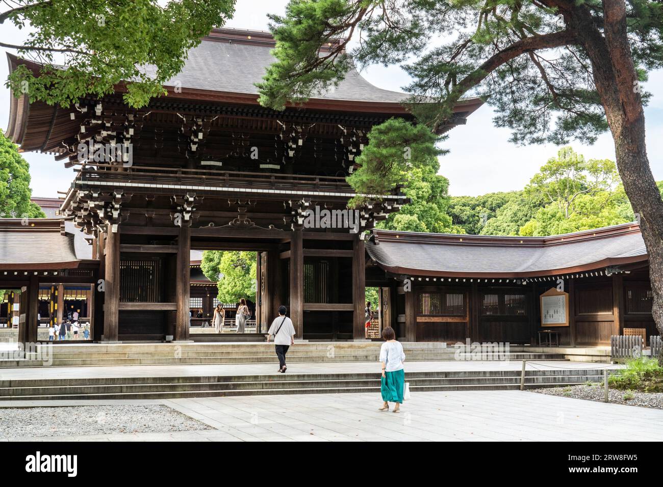 The massive Minami Jinmon Gate at the entrance to the inner courtyard ...