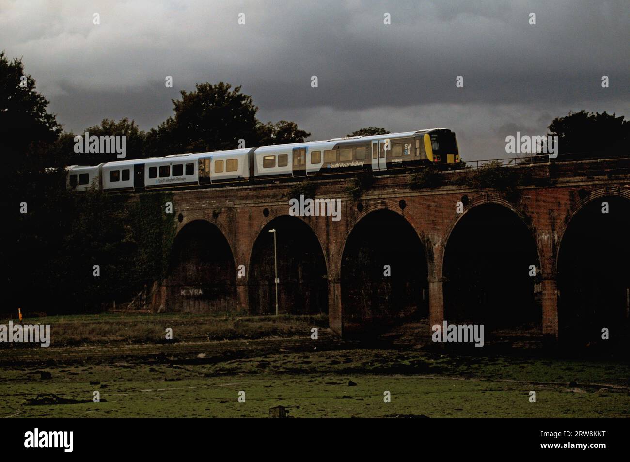 ENGLAND COASTAL PATH, RAILWAY VIADUCT, FAREHAM CREEK, FAREHAM, HANTS ... ENGLAND COASTAL PATH, RAILWAY VIADUCT, FAREHAM CREEK, FAREHAM, HANTS ...