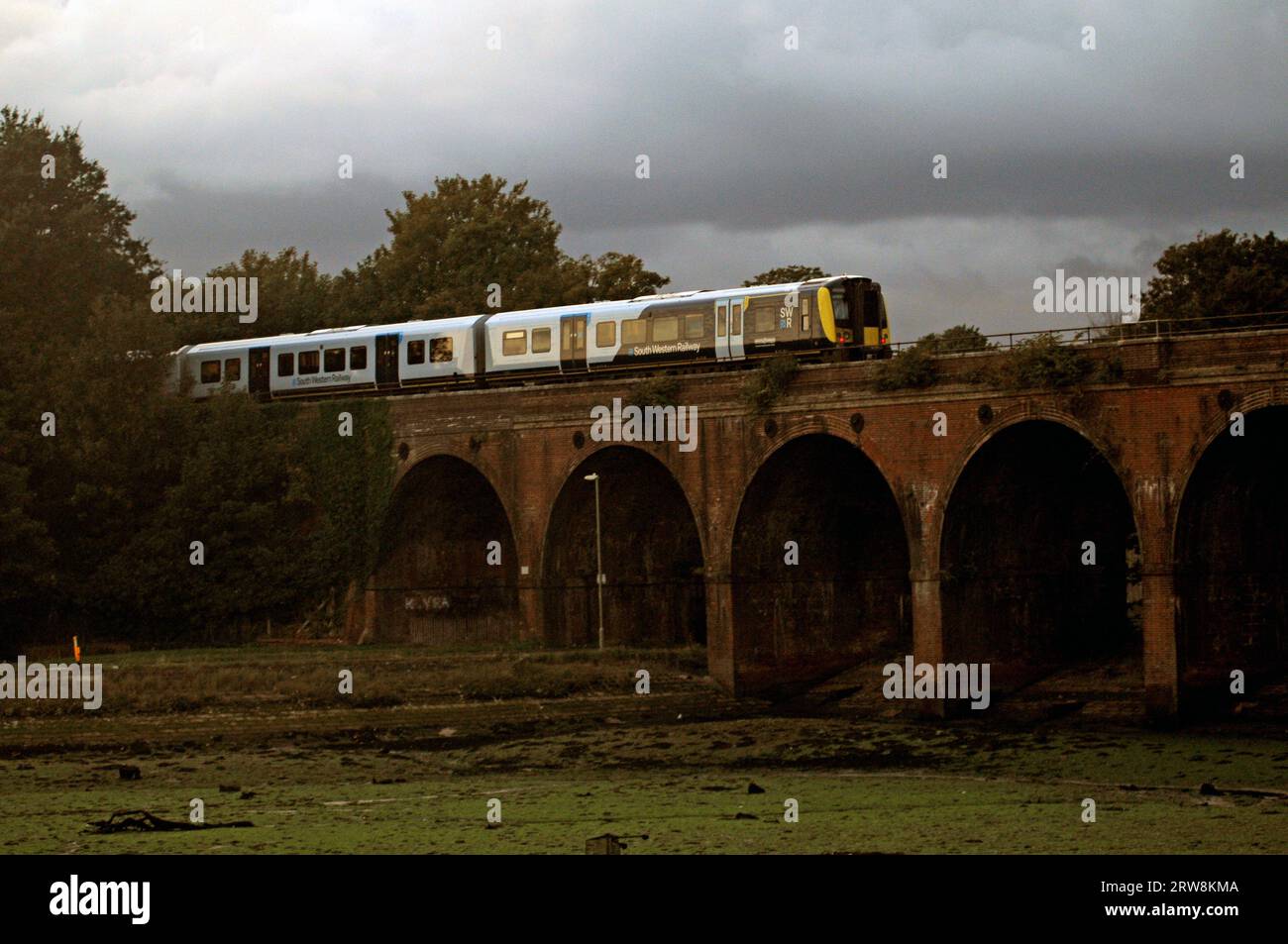 ENGLAND COASTAL PATH, RAILWAY VIADUCT, FAREHAM CREEK, FAREHAM, HANTS ...