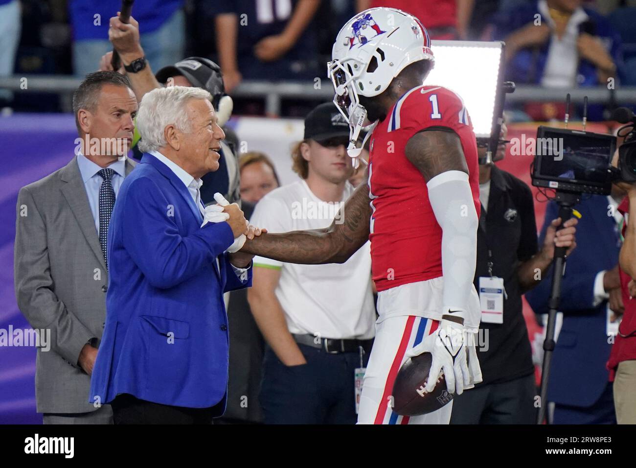 New England Patriots owner Robert Kraft shakes hands with wide receiver ...