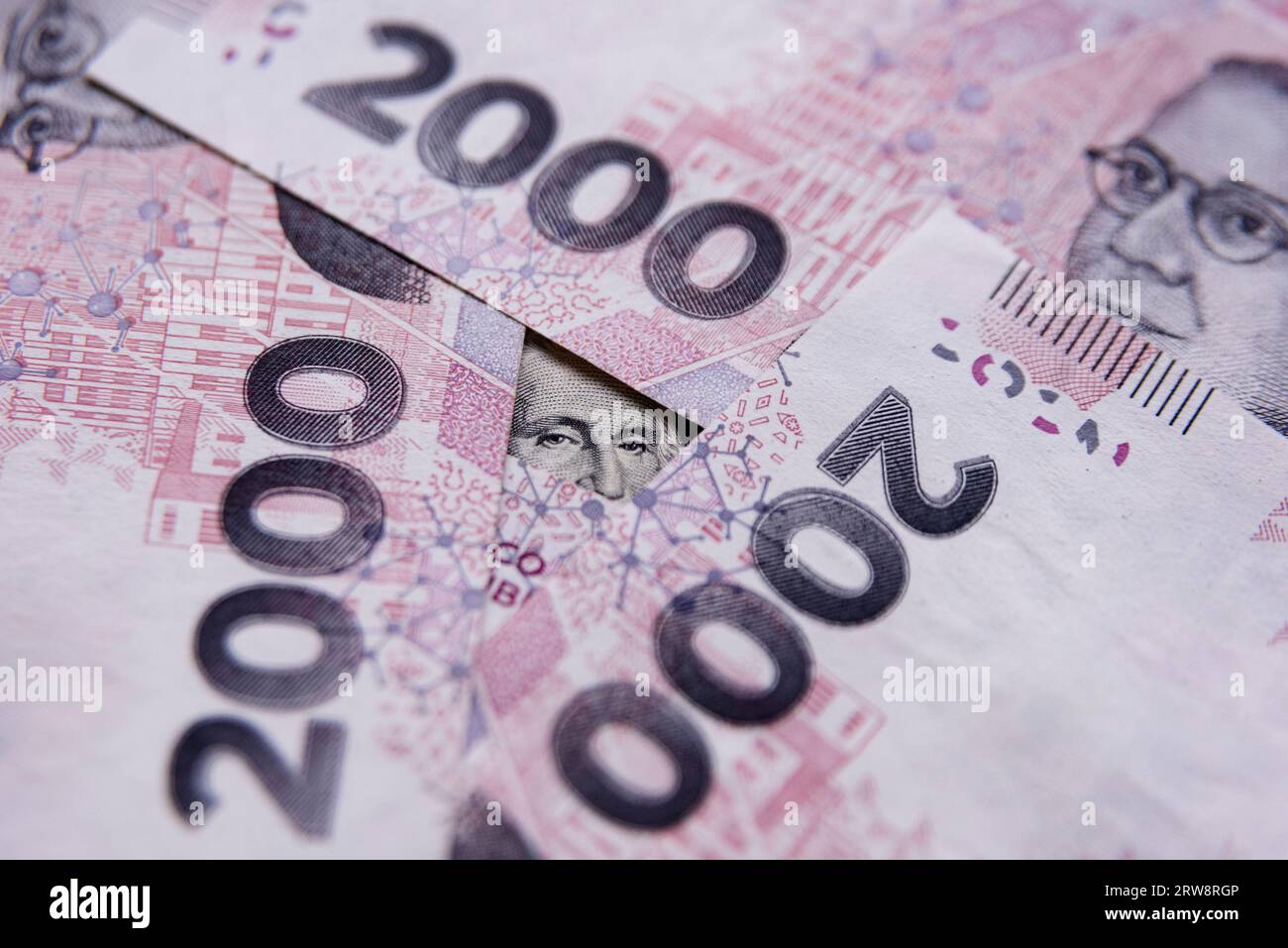 2000 argentine pesos bills hi-res stock photography and images - Alamy