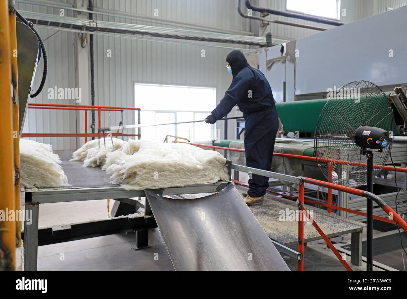 Workers work hard on the ceramic fiber production line, North China ...