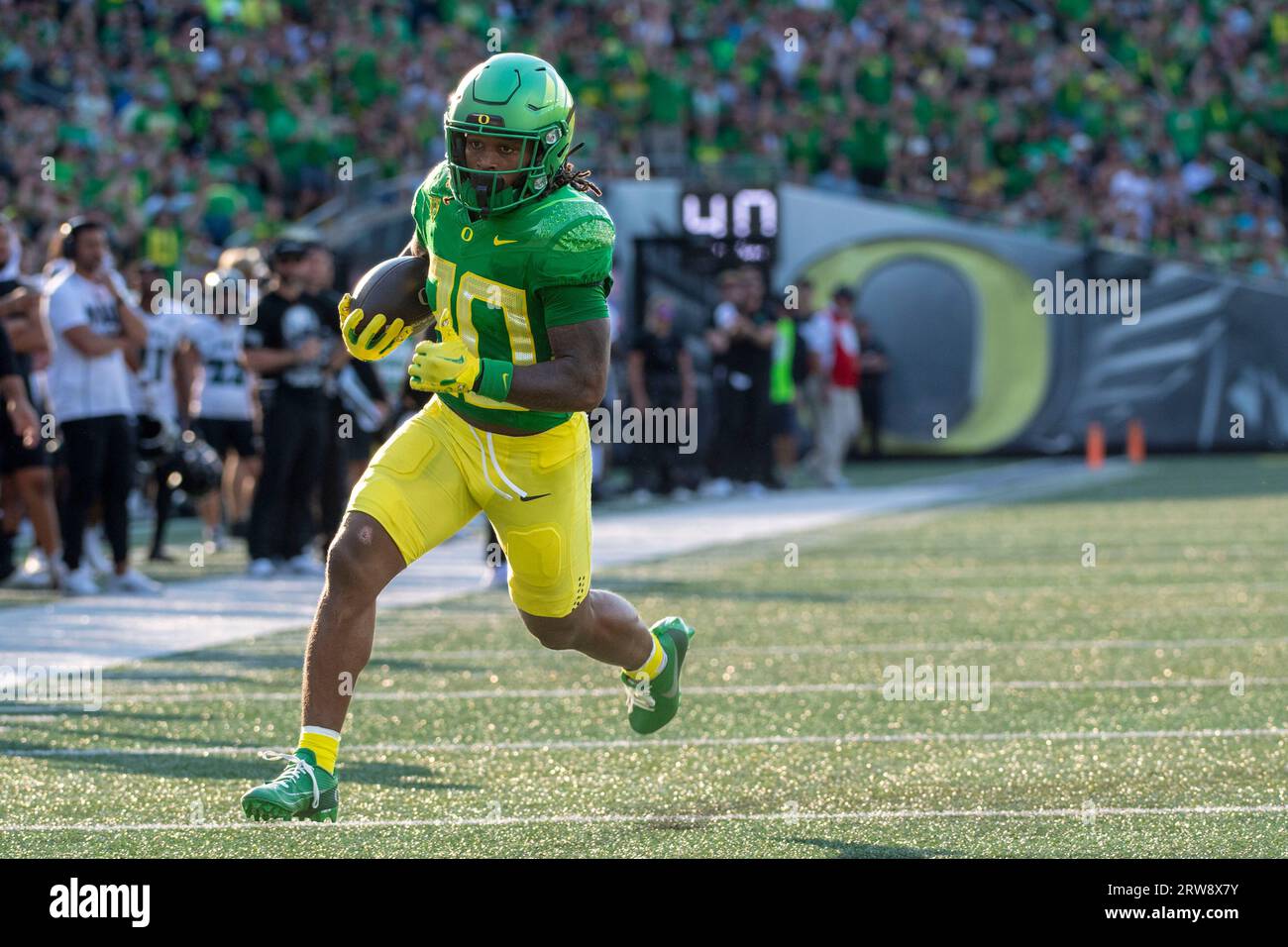 Oregon running back Jordan James (20) runs in the open field against ...