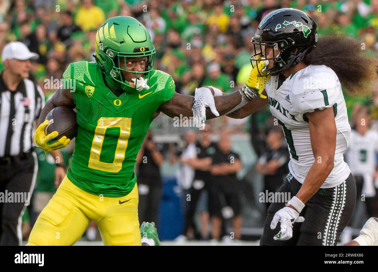 Oregon running back Bucky Irving (0) works to get past Hawaii defensive ...