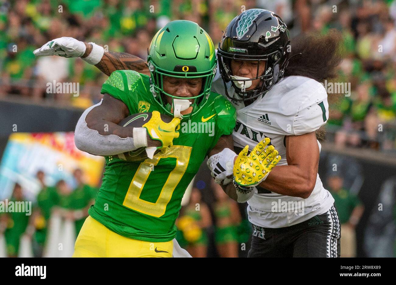 Oregon running back Bucky Irving (0) is tackled by Hawaii defensive ...