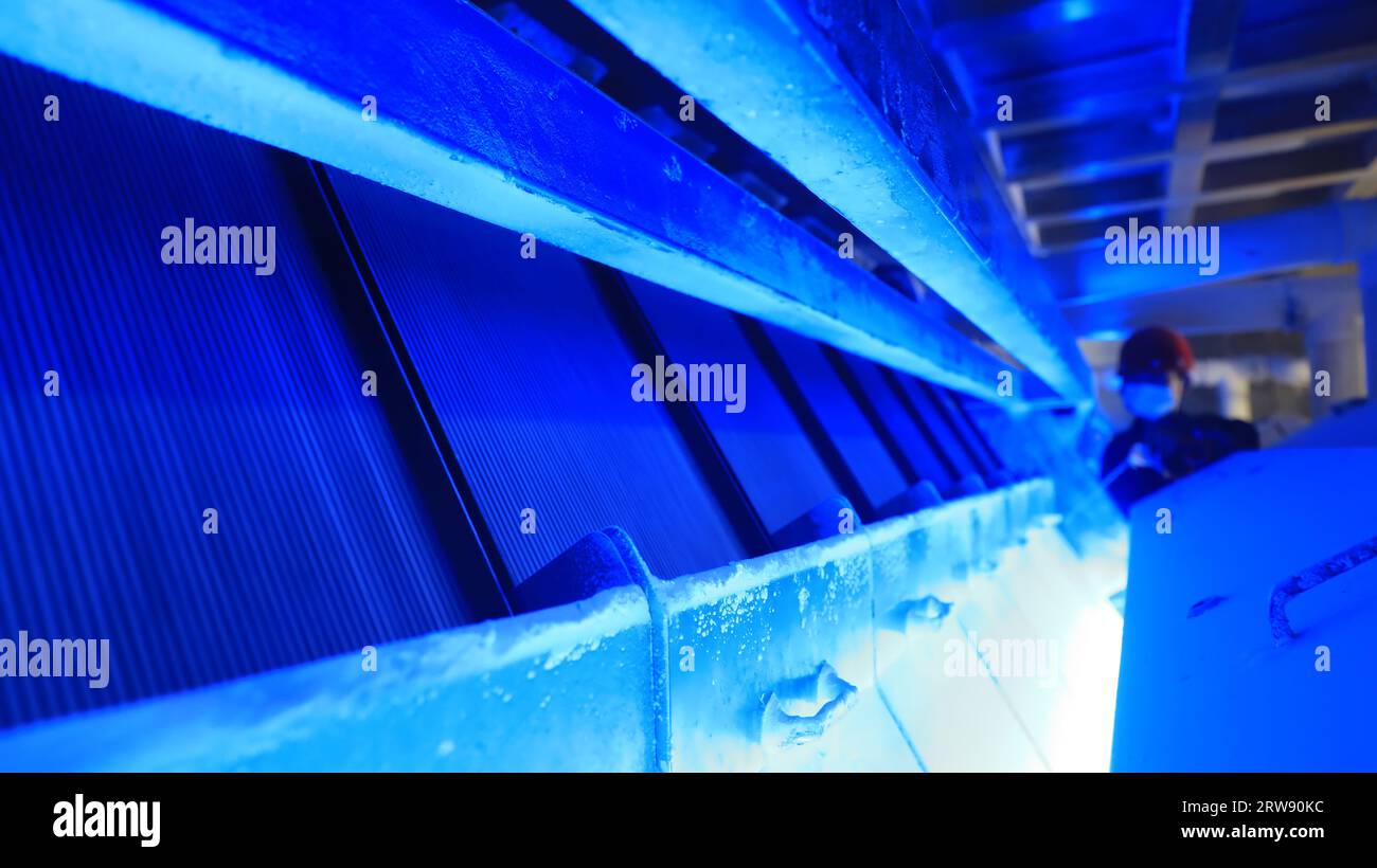 The workers are working hard on the salt production line, North China ...