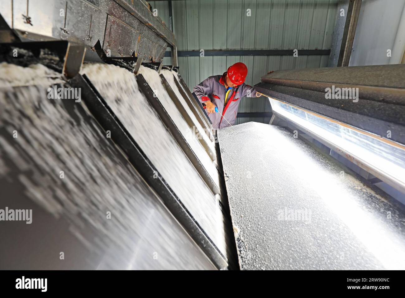 The workers are working hard on the salt production line, North China ...