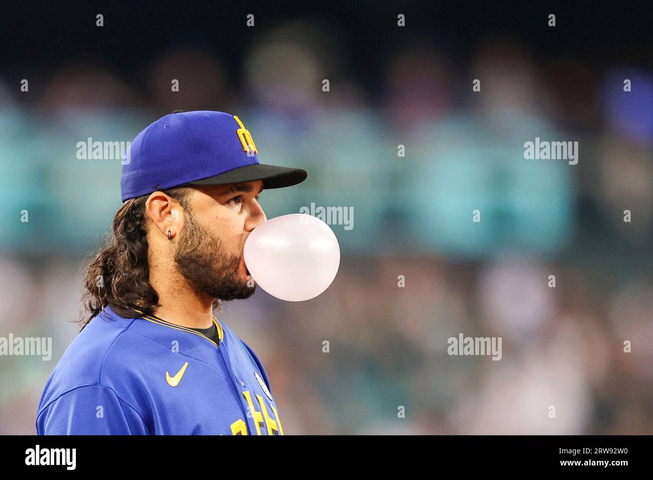 Seattle Mariners third baseman Eugenio Suarez blows a chewing gum ...