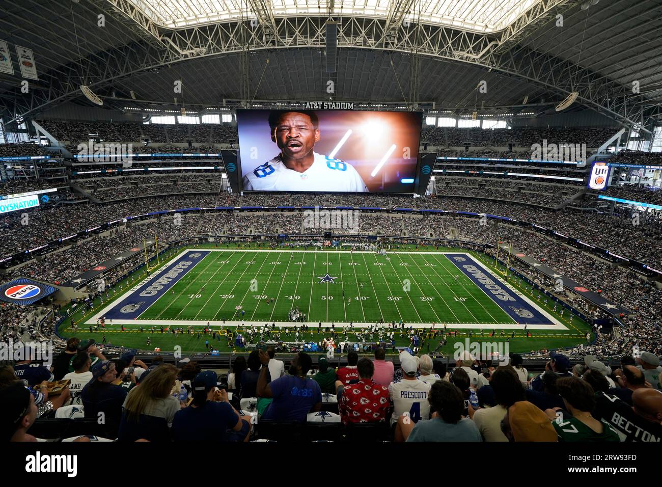 Former Dallas Cowboys player Michael Irvin delivers is shown on the ...
