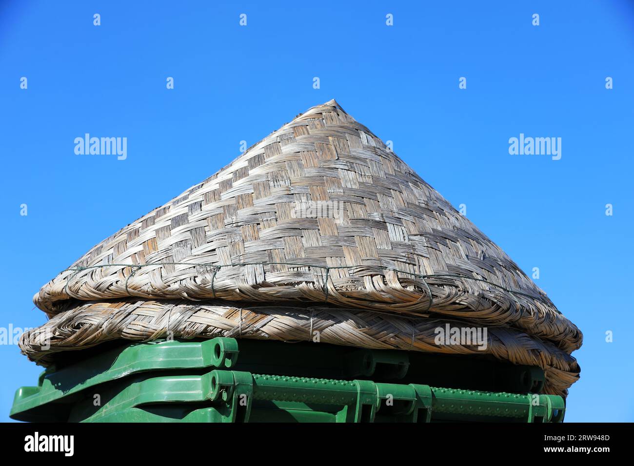 Reed weaving hi-res stock photography and images - Alamy