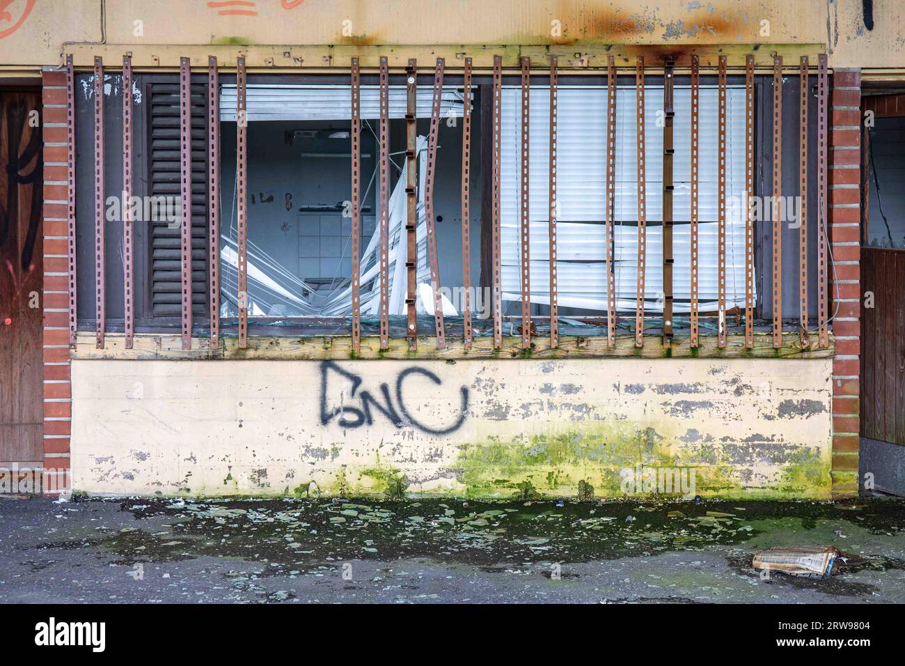 Vandalized building hi-res stock photography and images - Alamy