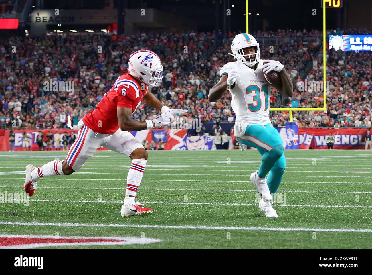Foxborough, MA, USA. 17th Sep, 2023. MA, USA; Miami Dolphins running back Raheem Mostert (31 ...