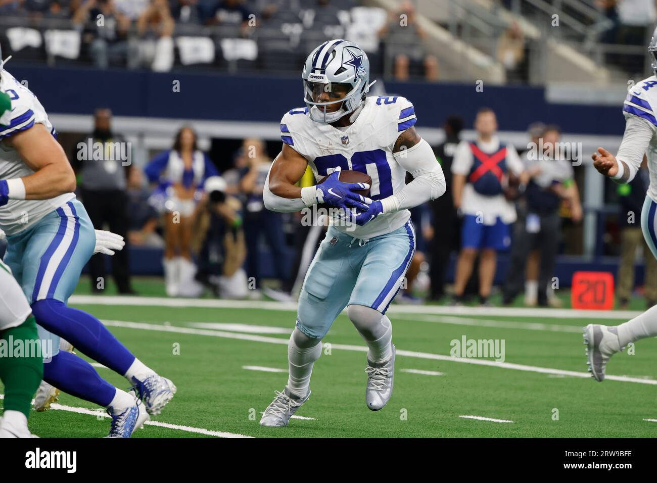 Dallas Cowboys running back Tony Pollard (20) runs against the New York ...