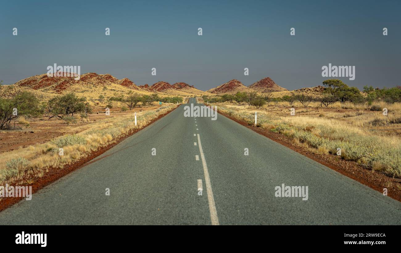 Outback road in Western Australia along the Great Northern Hwy Stock ...