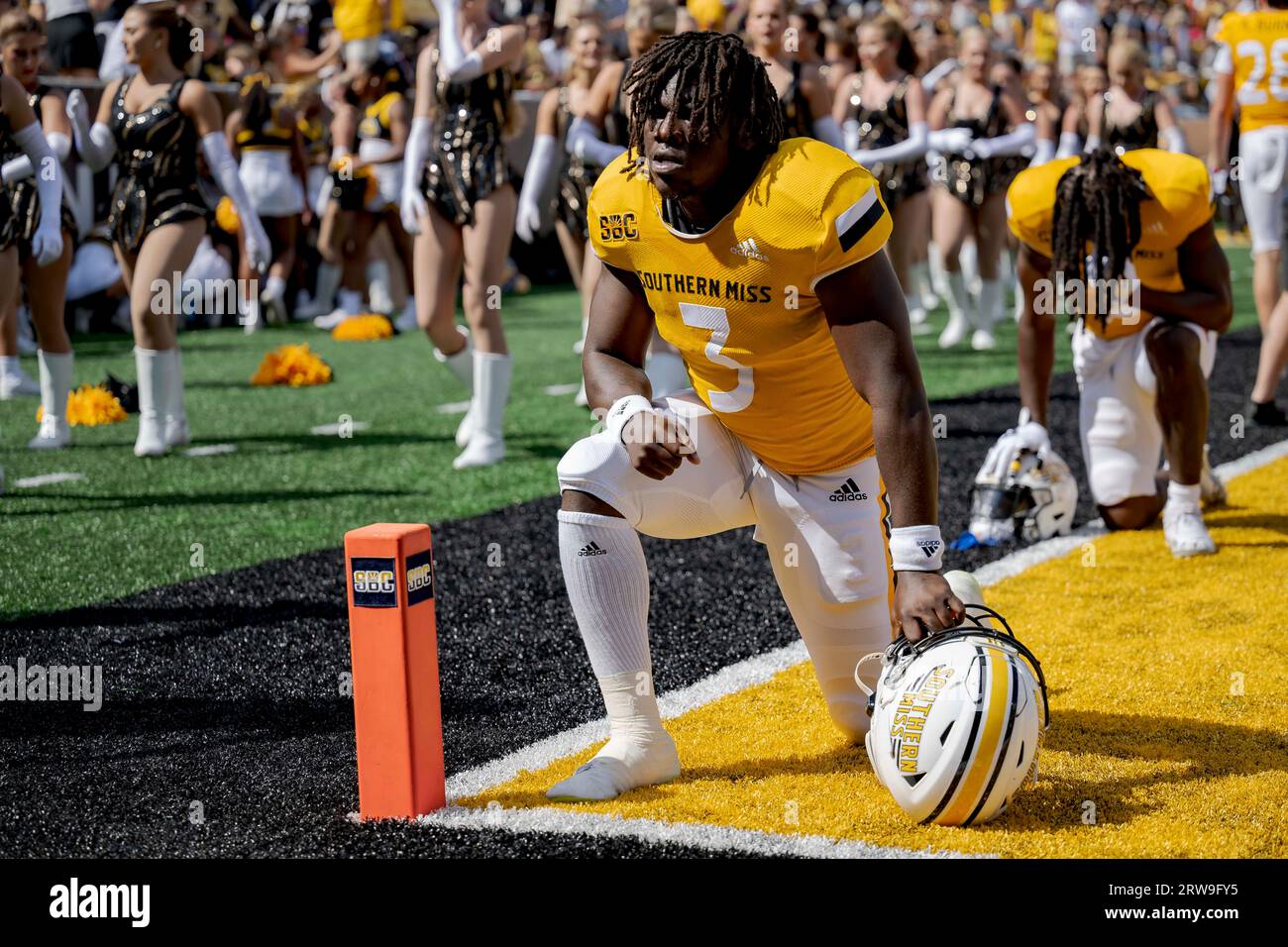 Southern Mississippi running back Frank Gore Jr. (3) kneels in prayer ...
