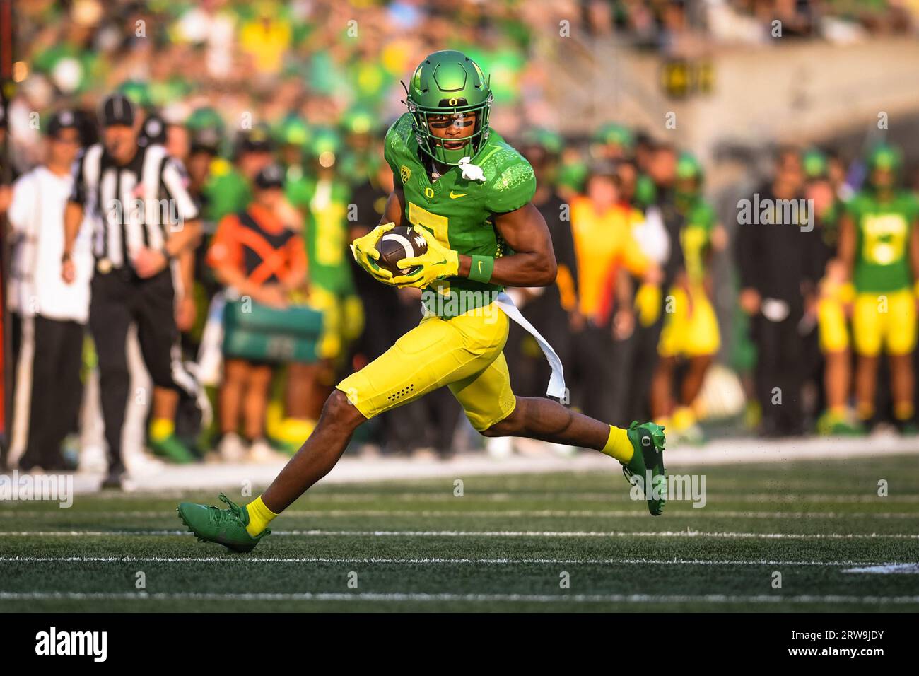 Oregon Ducks wide receiver Gary Bryant Jr. (2) rushes for a first down ...