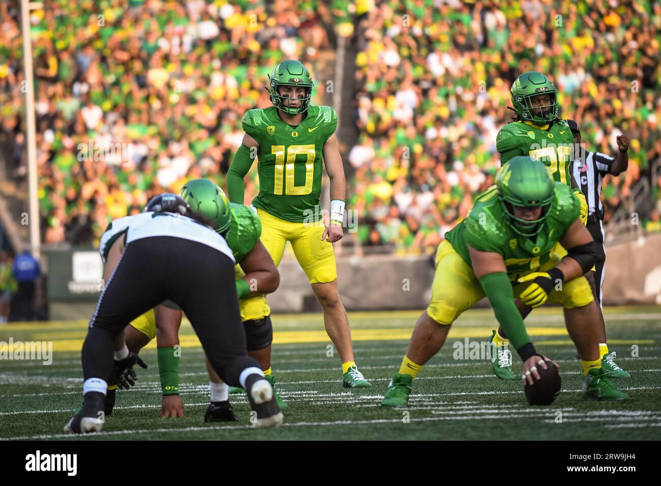 Oregon Ducks quarterback Bo Nix (10) prepares to snap the ball in the ...