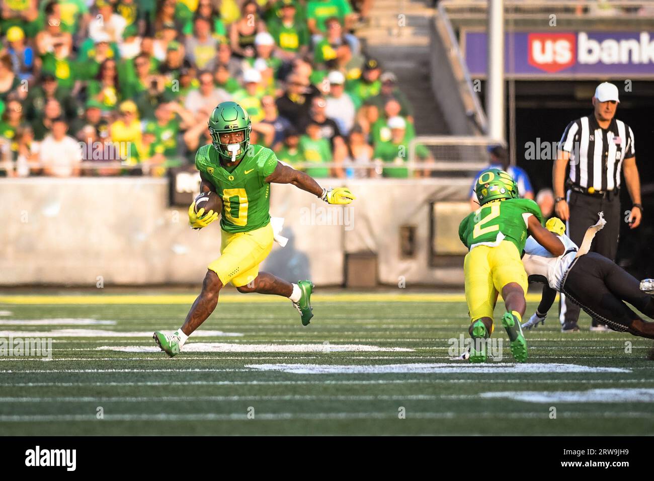 Oregon Ducks running back Bucky Irving (0)rushes for a touchdown in the ...