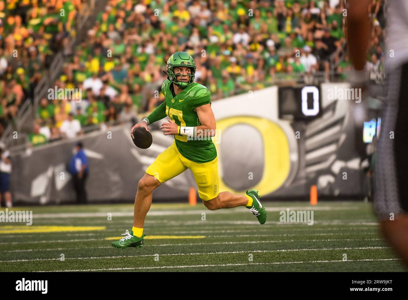Oregon Ducks quarterback Bo Nix (10) looks down field in the second ...