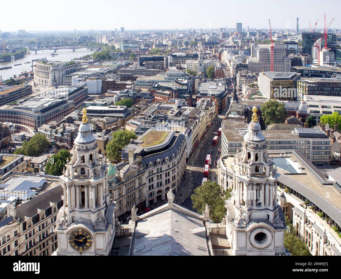 Bustling london hi-res stock photography and images - Alamy