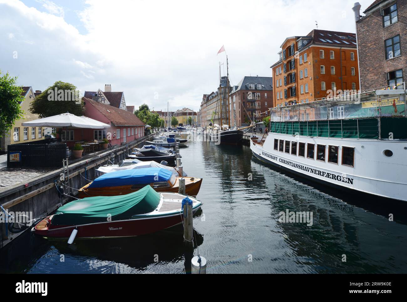 Boats docking on the Christianshavn canal in Copenhagen, Denmark Stock ...