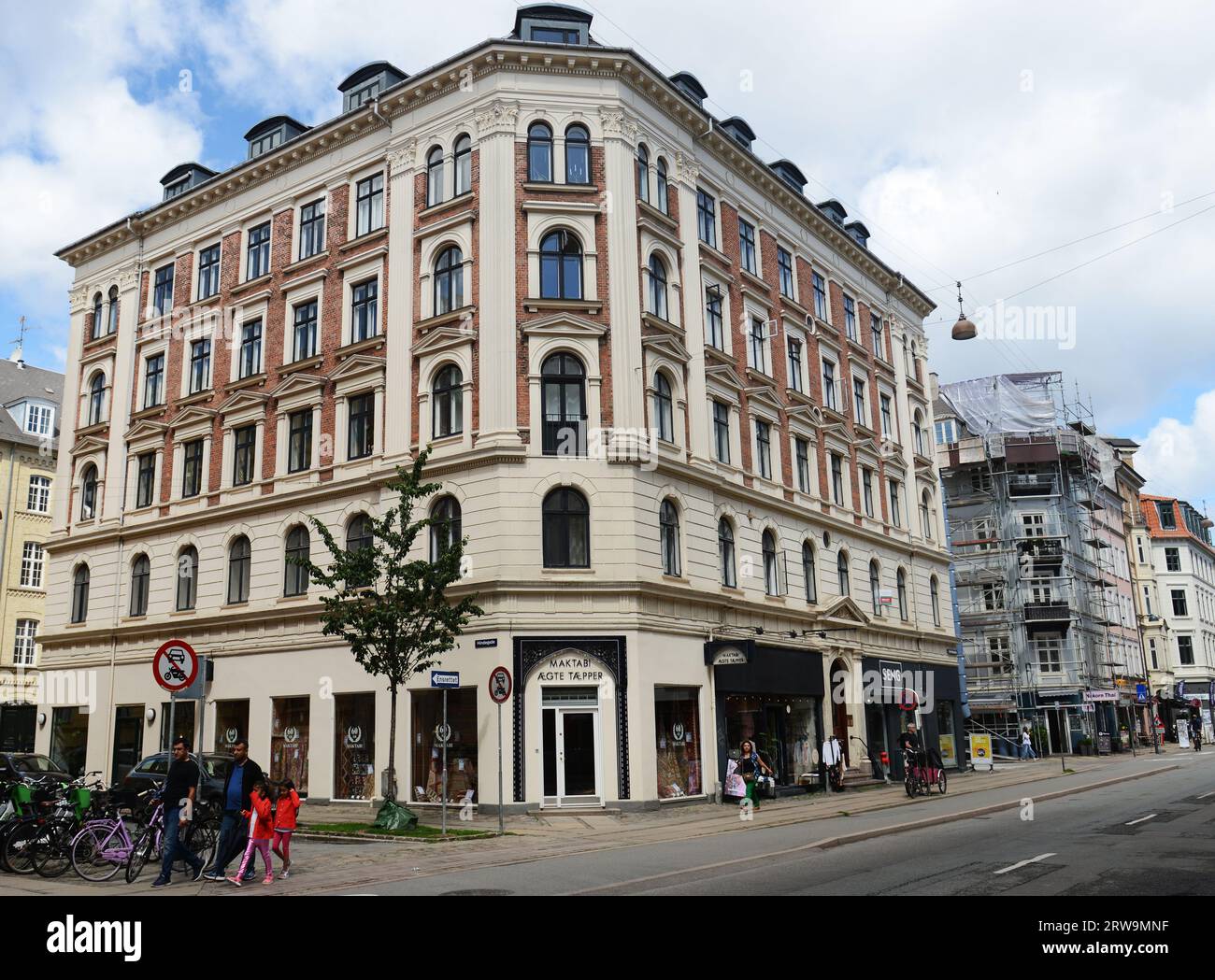 Maktabi agte tapper hi-res stock photography and images - Alamy