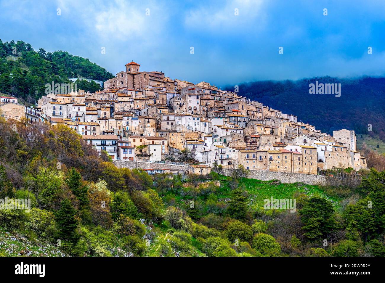 Castel del Monte town view in Gran Sasso National Park - Abruzzo region ...