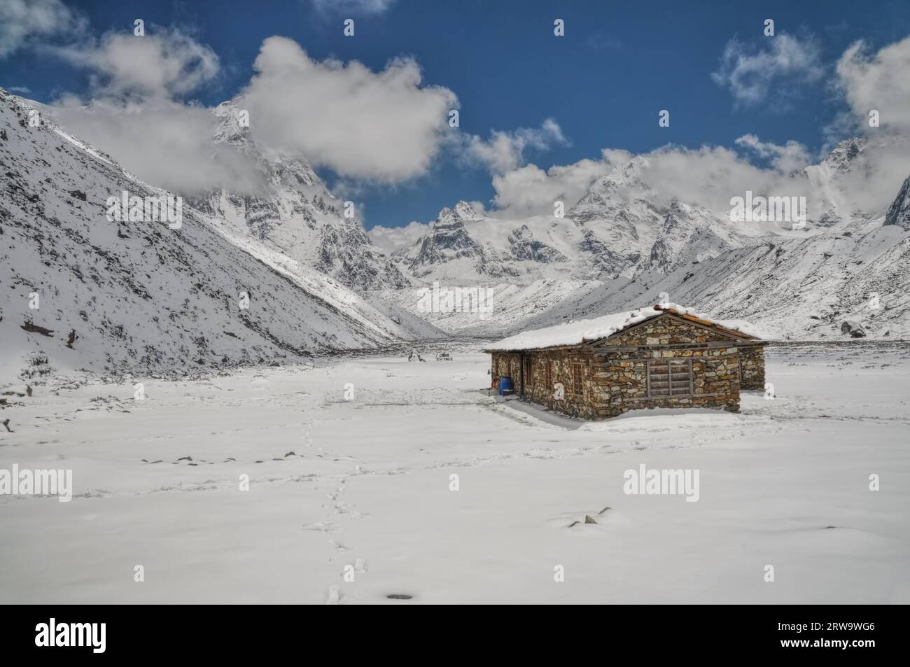 Scenic cabin in high altitude in Himalayas mountains near Kanchenjunga ...