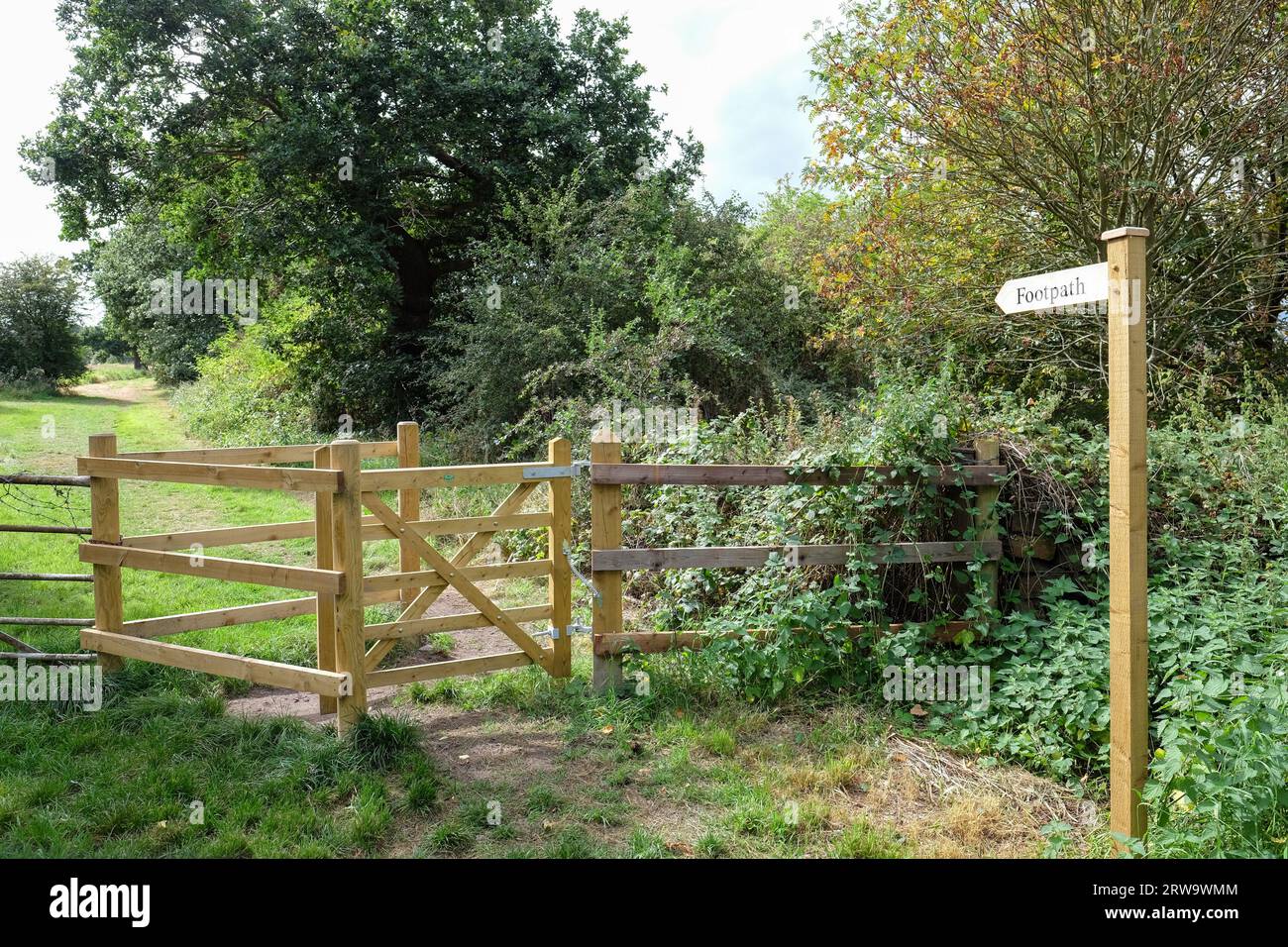 Of wooden kissing gate hi-res stock photography and images - Alamy