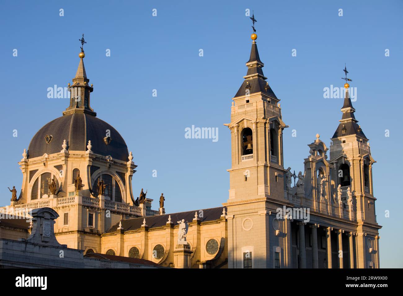 Almudena Cathedral (Cathedral of Saint Mary the Royal of La Almudena ...