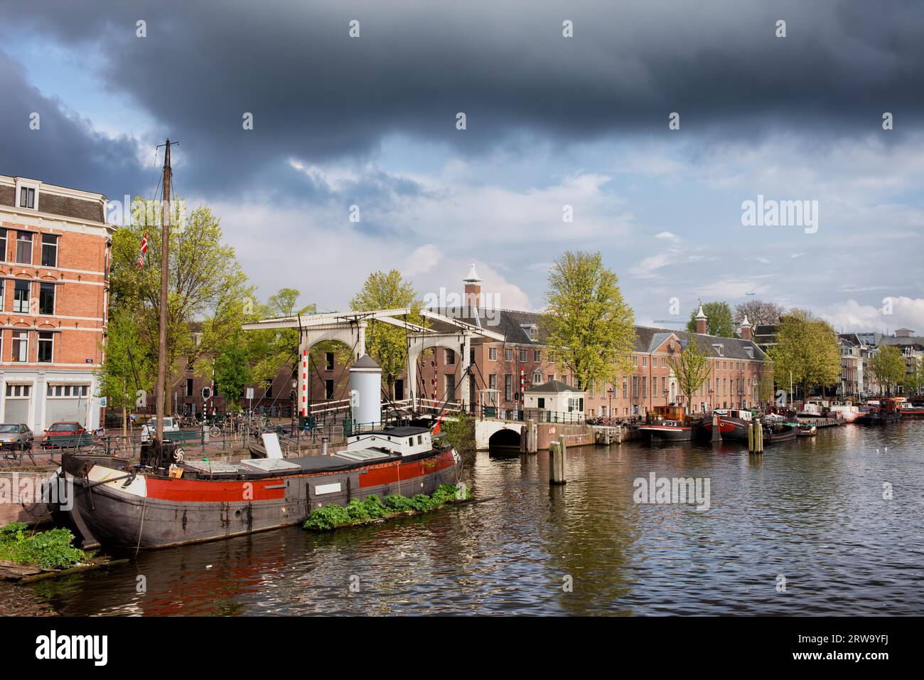 Boats on the Amstel river, bridge on Nieuwe Herengracht and Amstelhof ...